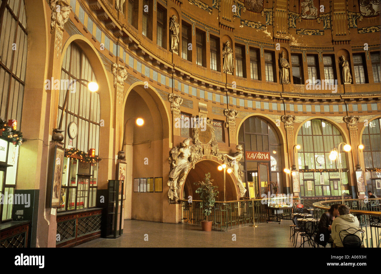 Intérieur de la gare Hlavni nadrazi station principale ou sur Wilsonova ...