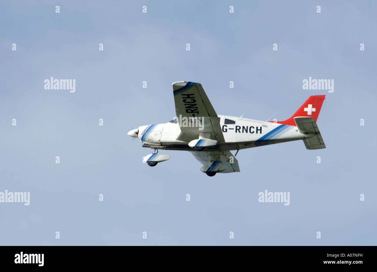 PIPER PA-28-181 Archer III en vol au dessus de l'aéroport de Inverness ...