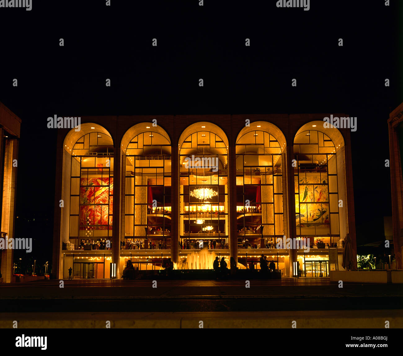 La façade du Metropolitan Opera House de New York City s Lincoln Center ...