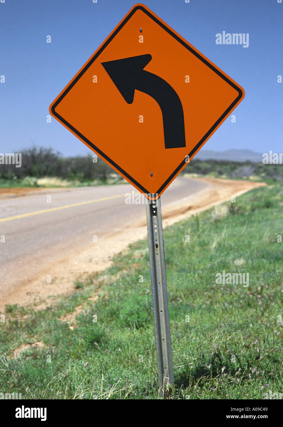 En forme de losange orange virage gauche panneau directionnel avec ...