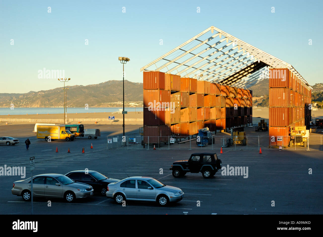 Le Nomadic Museum est une structure temporaire conçu par le célèbre ...