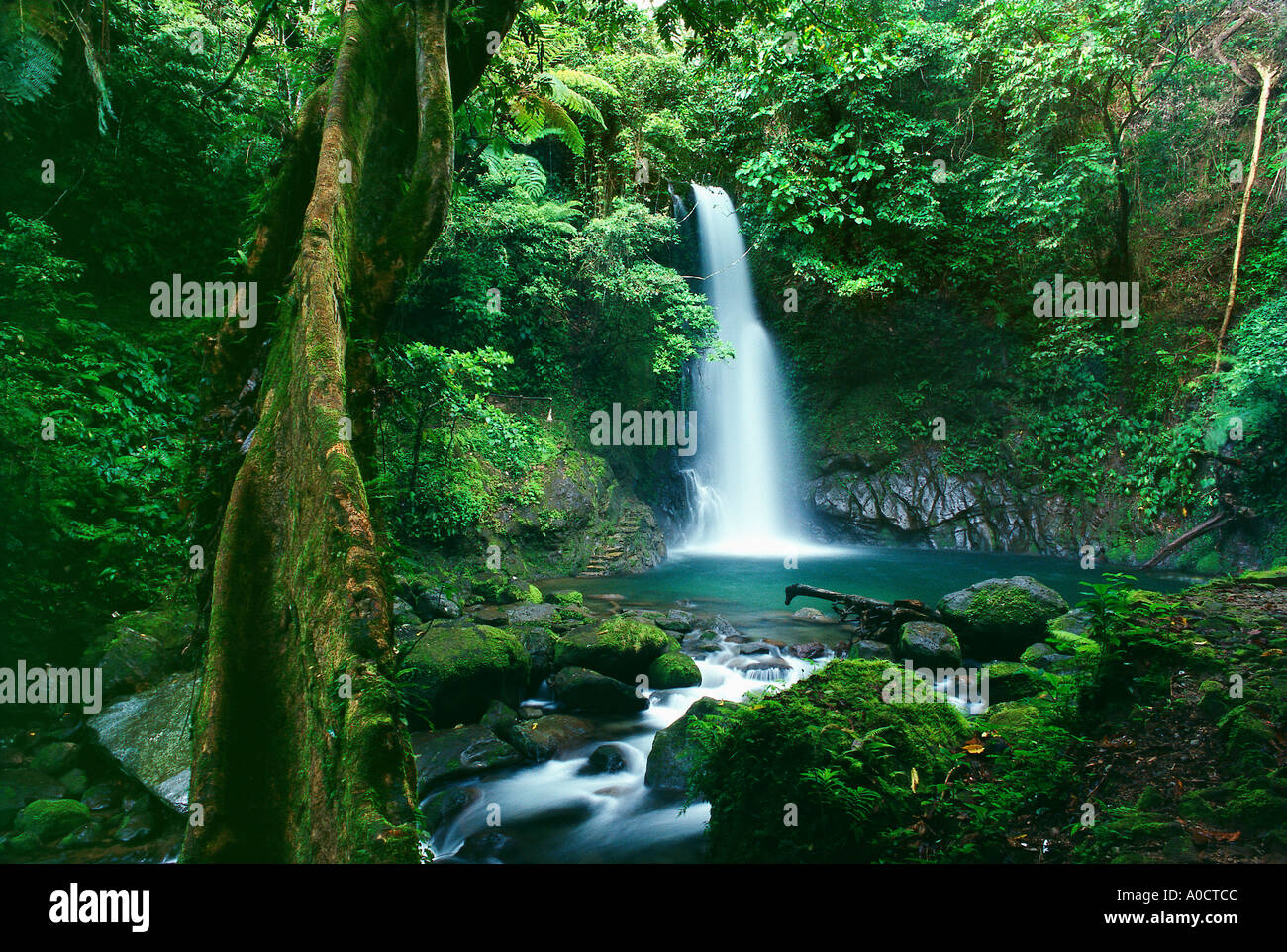 Malabsay waterfall Banque de photographies et d’images à haute ...