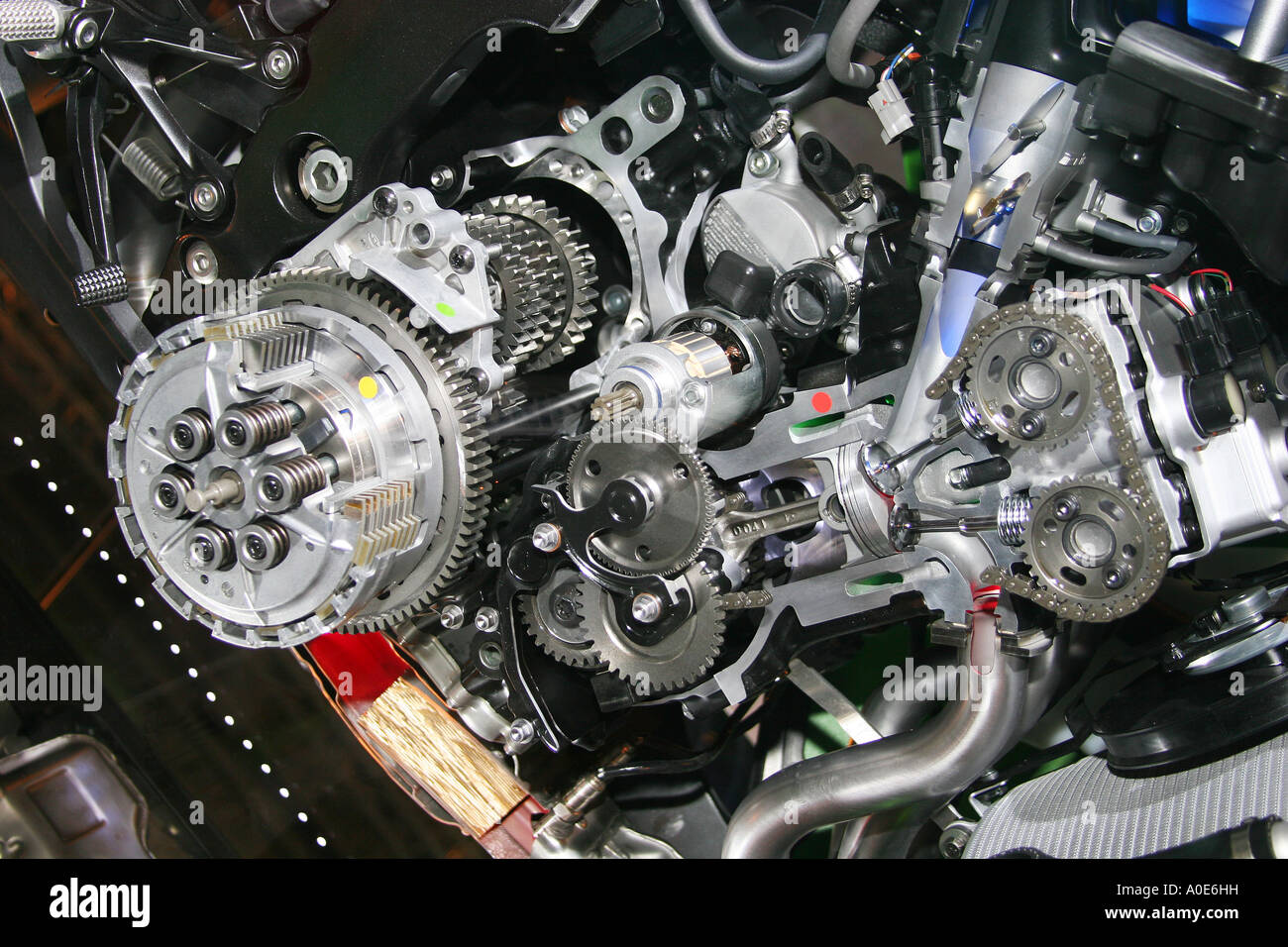 Les découper en pleine dimension modèle de moto moderne moteur essence ...