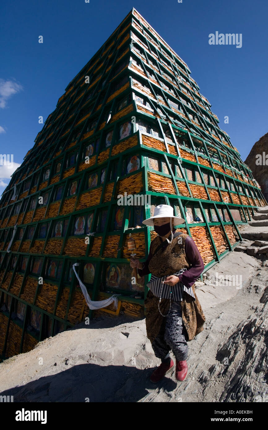 Pyramide faite de pierres mani à Palhalupuk Temple de Lhassa dans la ...