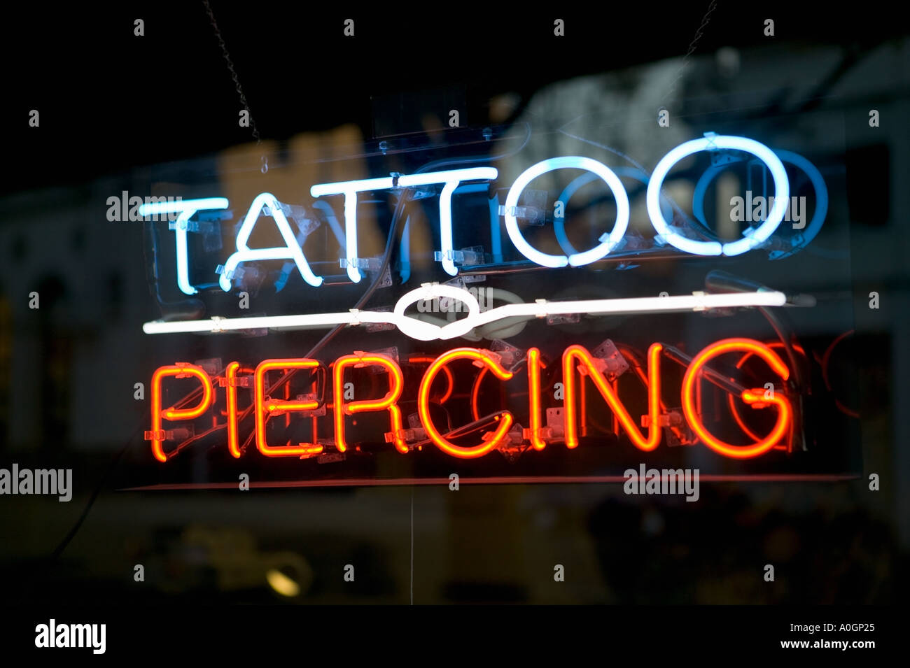 Neon body piercing sign Banque de photographies et d’images à haute ...
