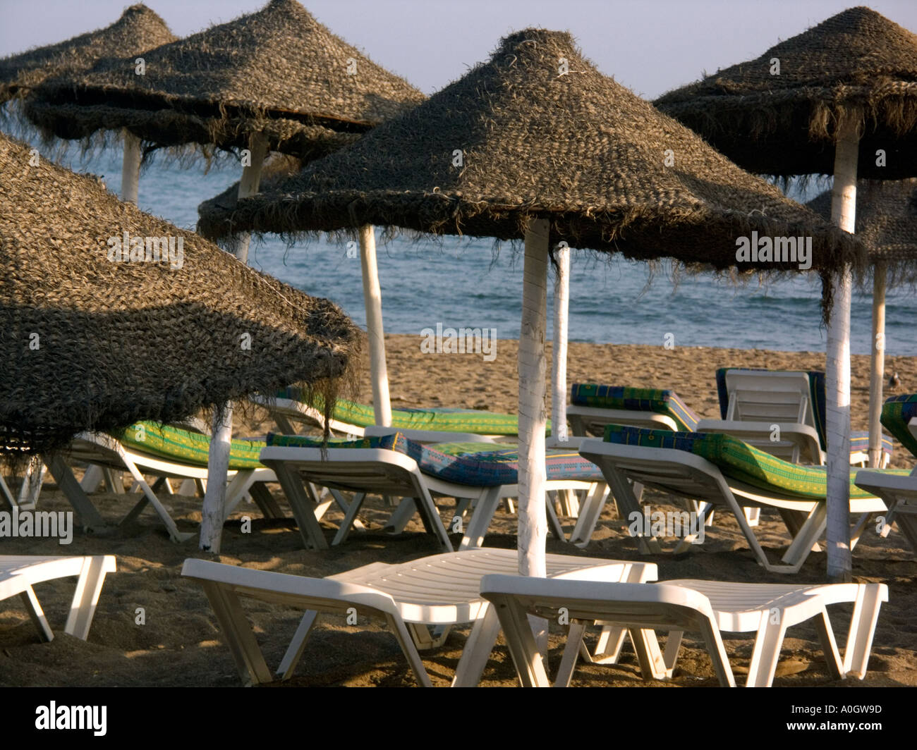 Des parasols et transats Costa del Sol Espagne côte balnéaire coasta ...