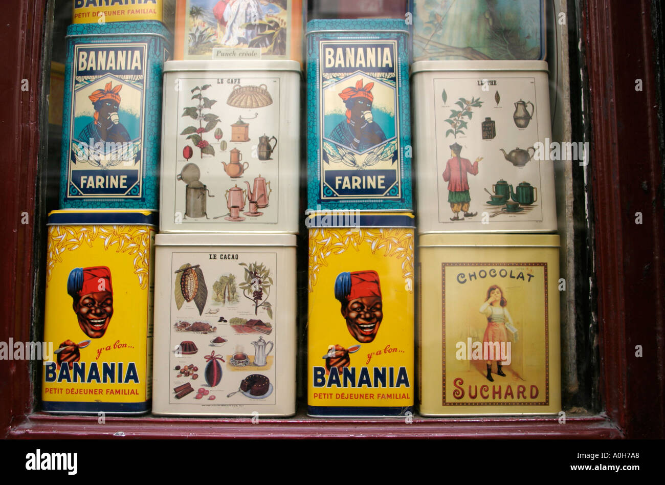 Tins dans une vitrine y compris des boîtes de Banania Banania (étant ...