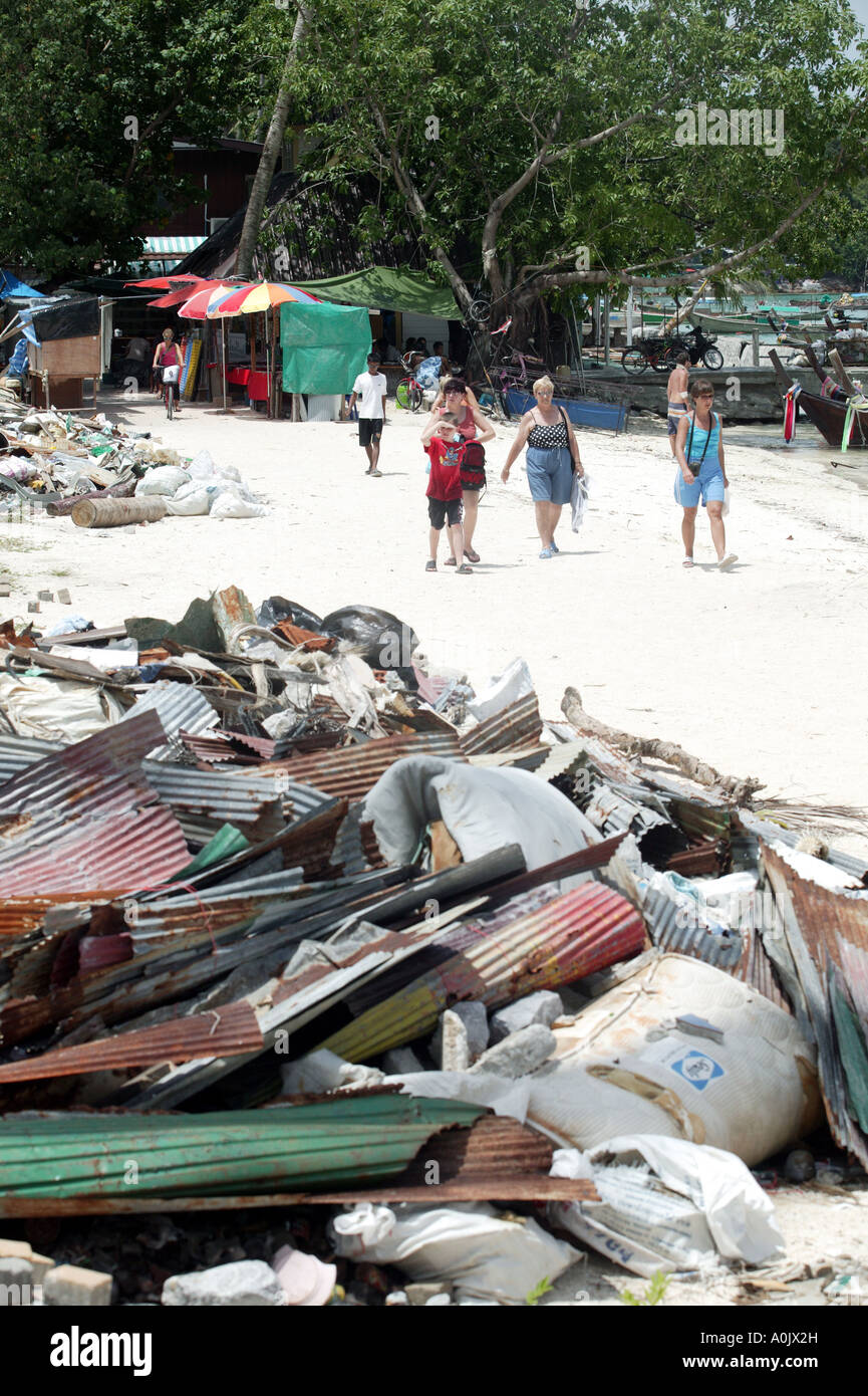 Tsunami 2004 koh phi phi Banque de photographies et d’images à haute ...