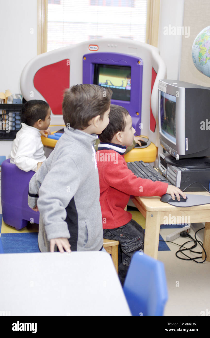 Ordinateur en classe de maternelle Banque de photographies et d’images ...