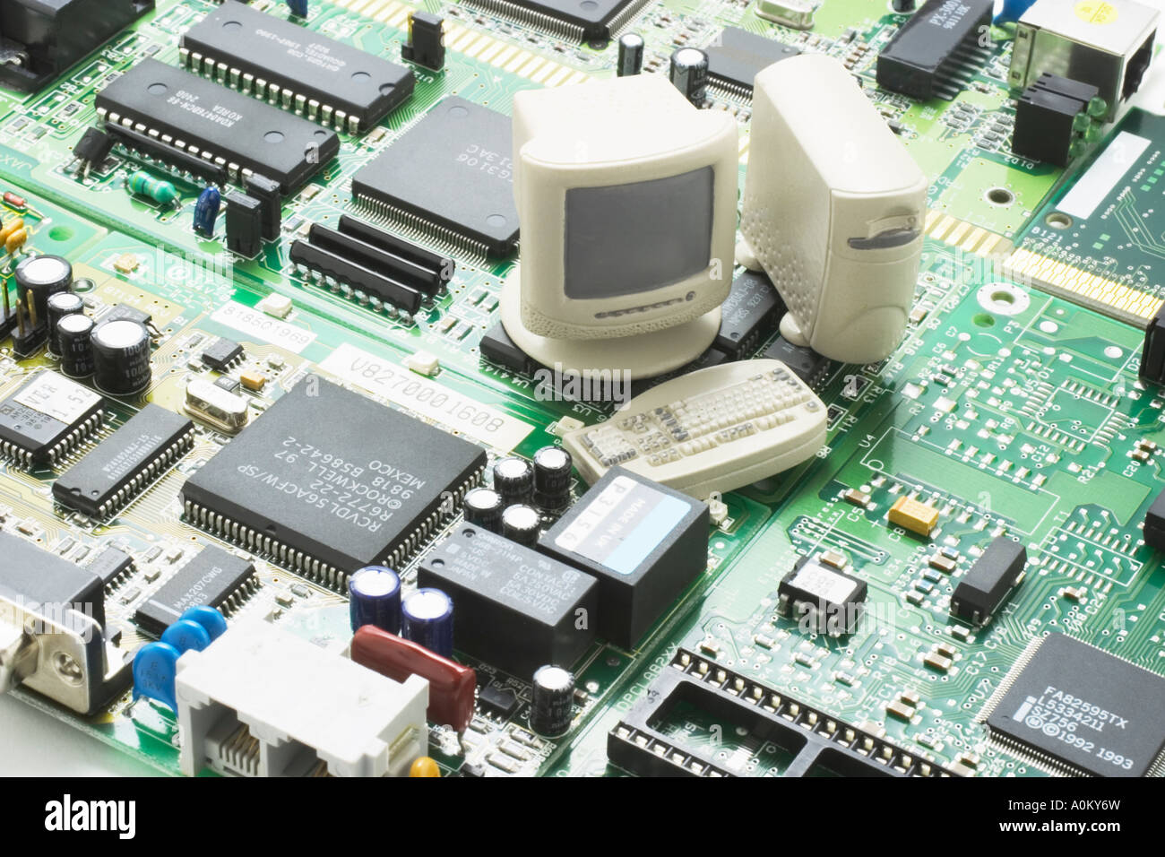 Miniature computer on computer circuit Banque de photographies et d ...