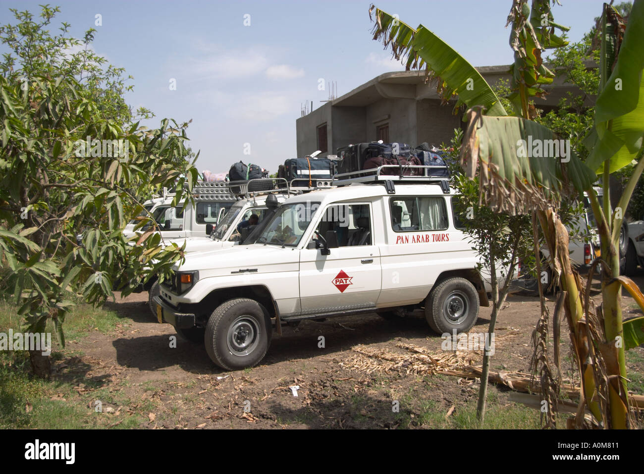 4x4 Quatre roues motrices véhicules stationnés à Tell ed Daba près du ...