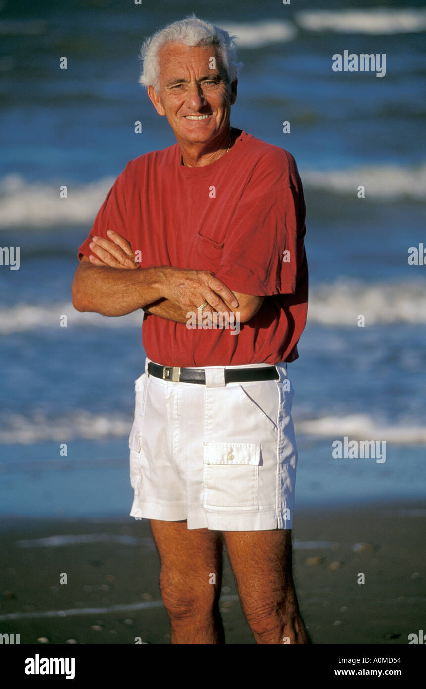 Australia older men on beach Banque de photographies et d’images à ...