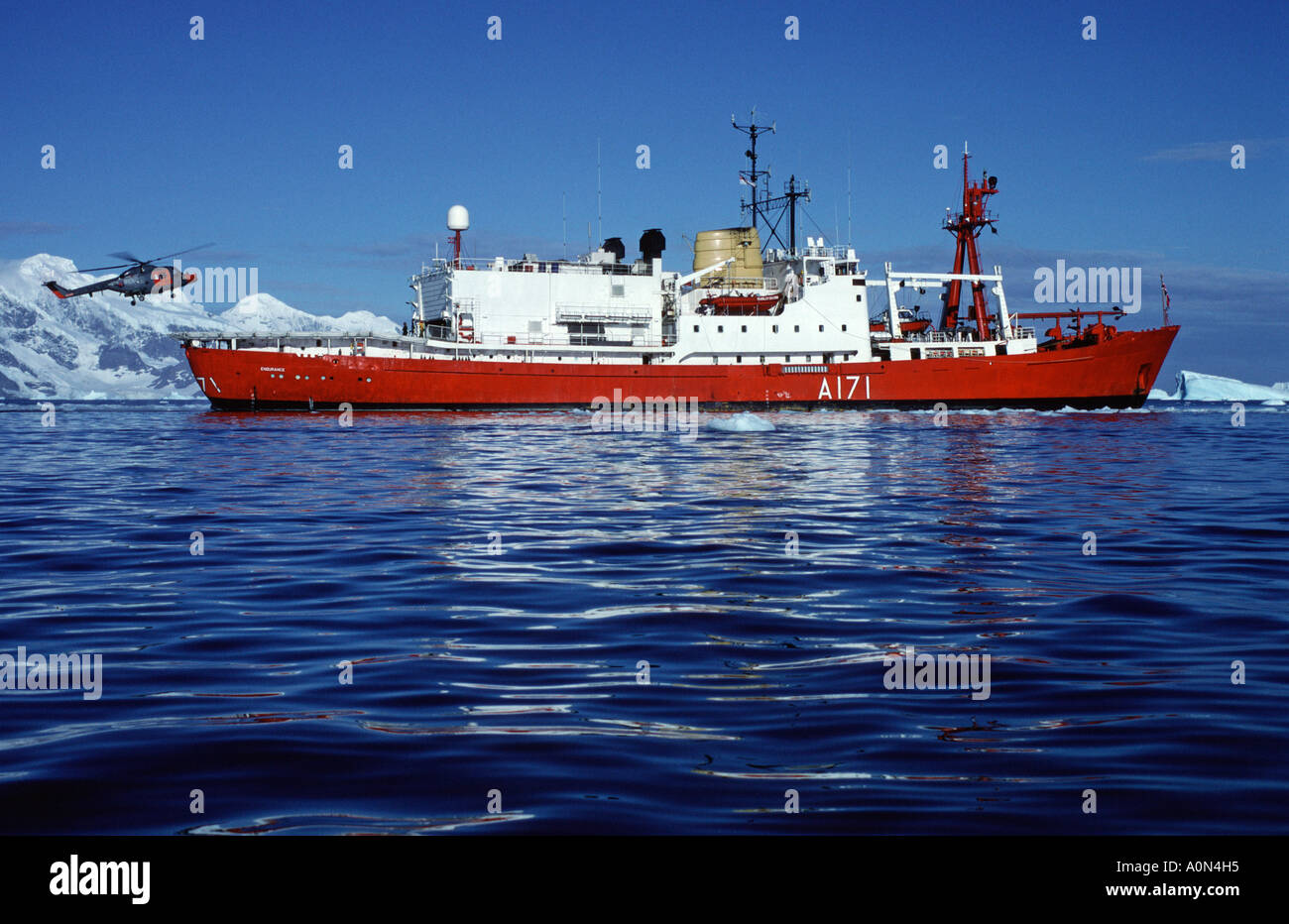 Le HMS Endurance hélicoptère Lynx débarque sur navire en mer calme îles Orcades du Sud ...