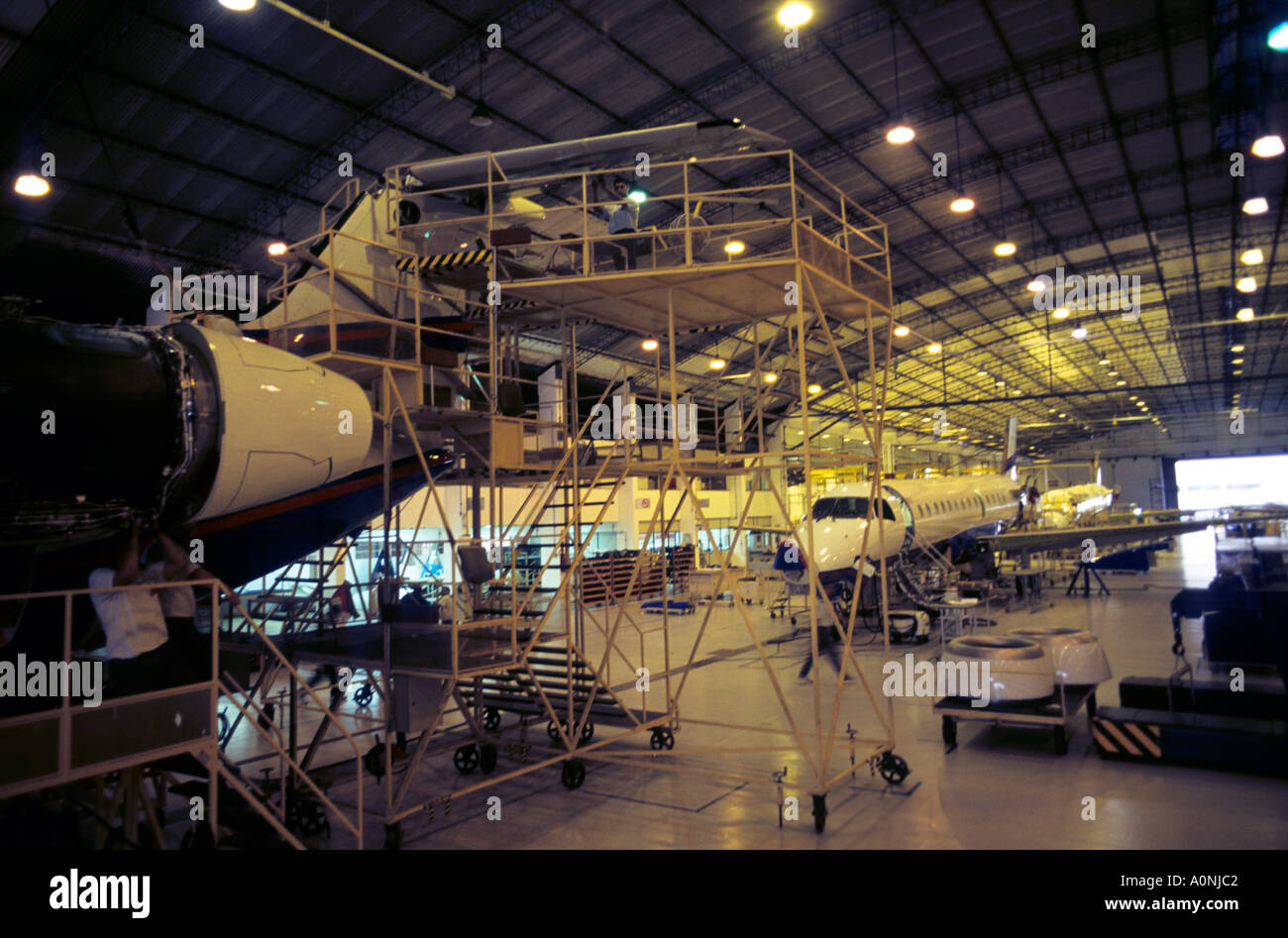 Sao Paulo, Brésil. Nouvelle série ERJ en construction au hangar de l ...