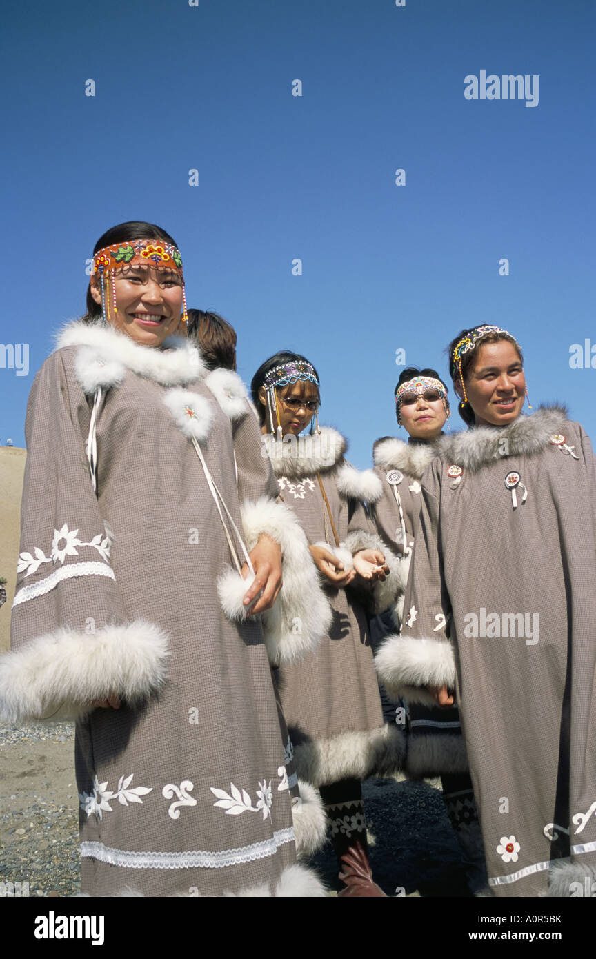 Inuit people traditional costume Banque de photographies et d’images à ...