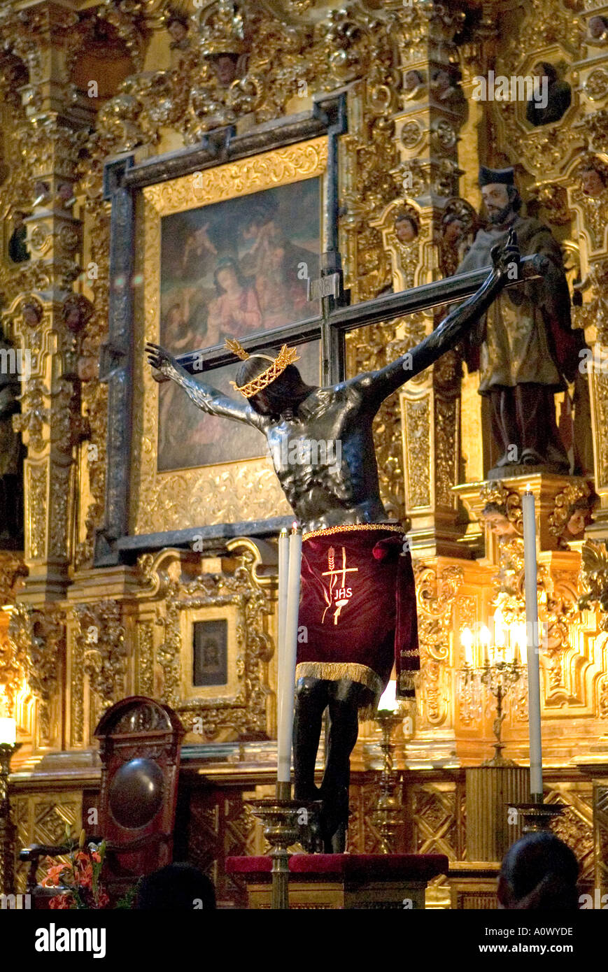 Le Christ noir figure en face de Jerónimo de Balbas Autel de los Reyes ...