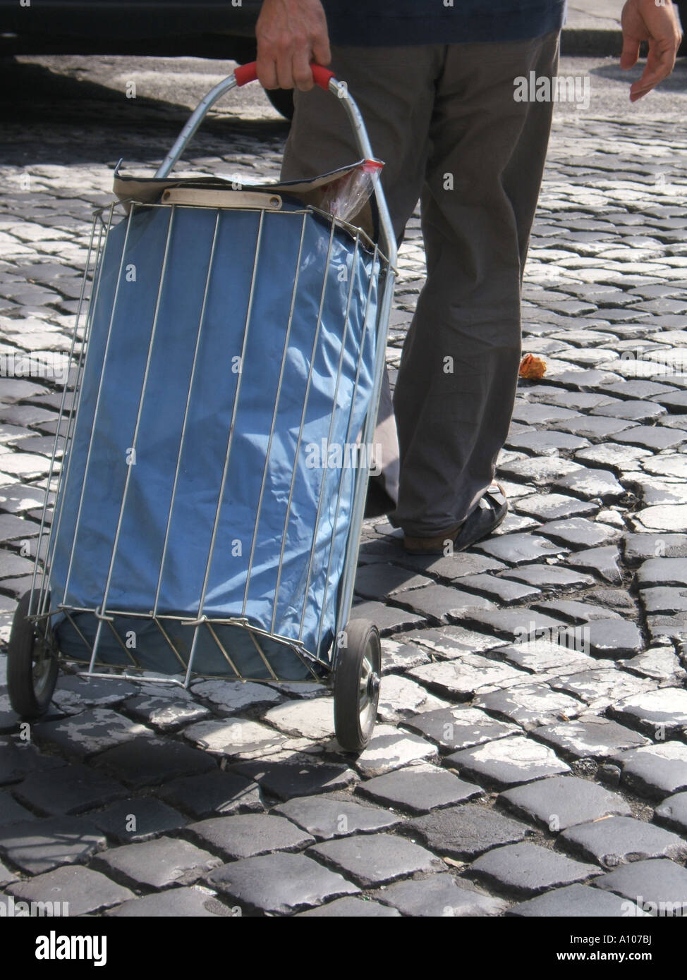 Old man pulling shopping trolley Banque de photographies et d’images à ...