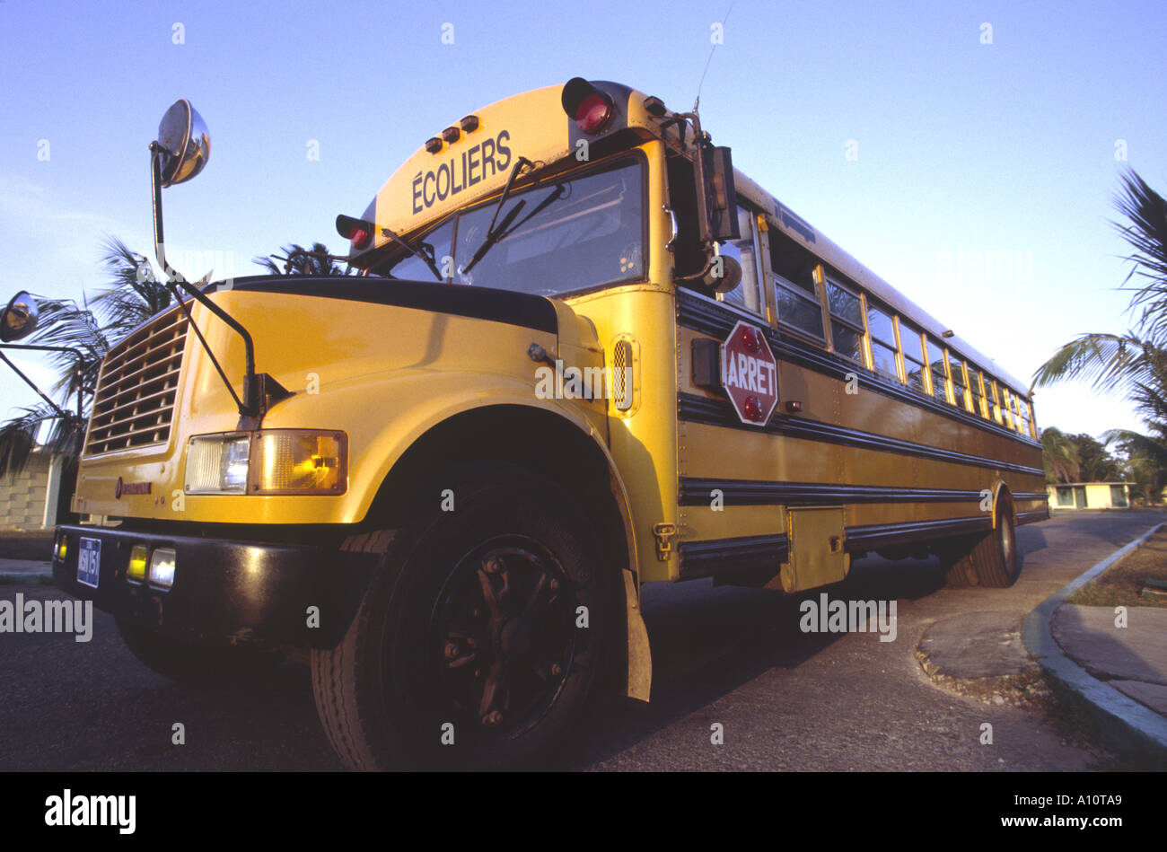 Yellow school bus in cuba Banque de photographies et d’images à haute ...