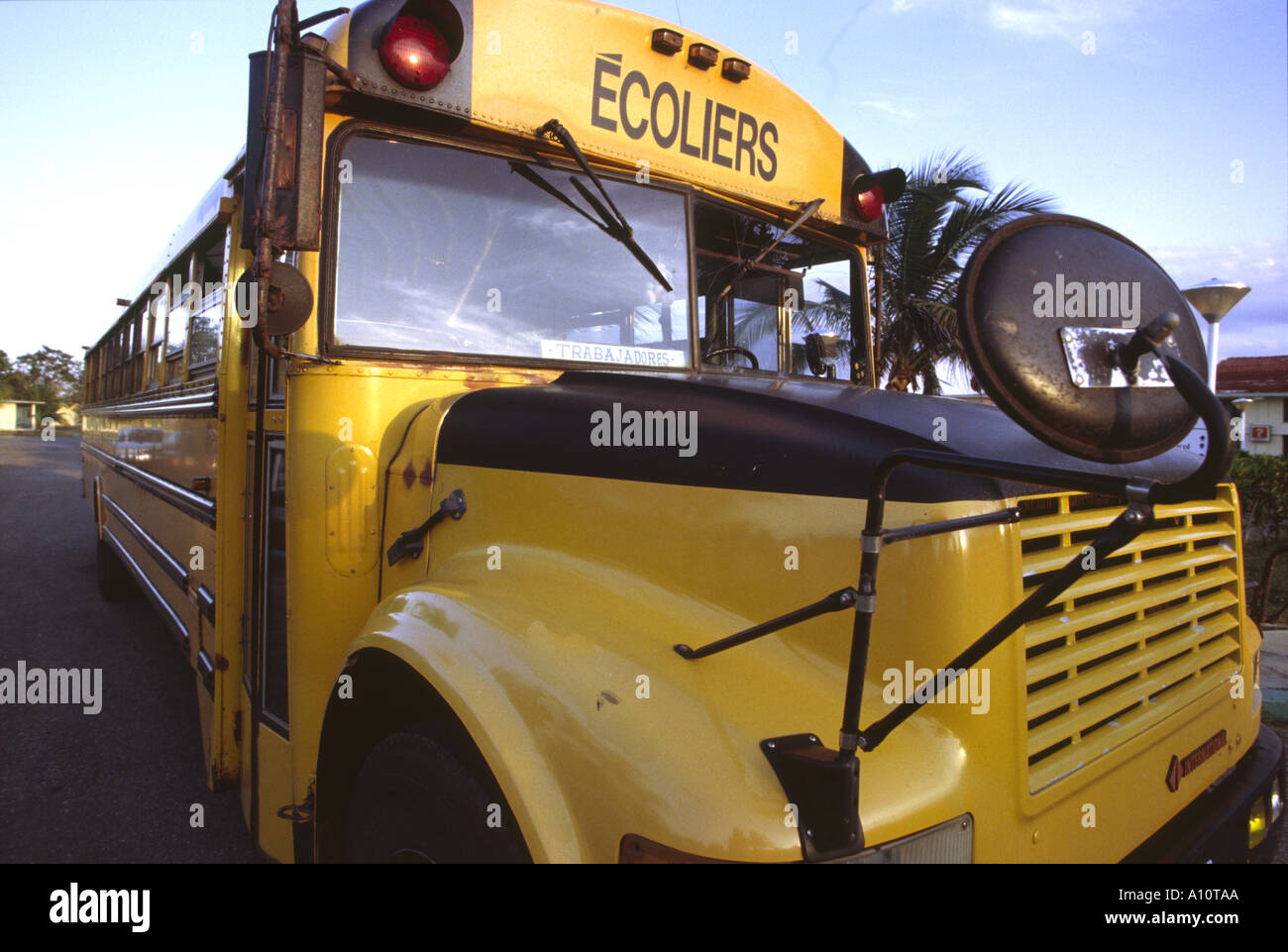 Yellow school bus in cuba Banque de photographies et d’images à haute ...