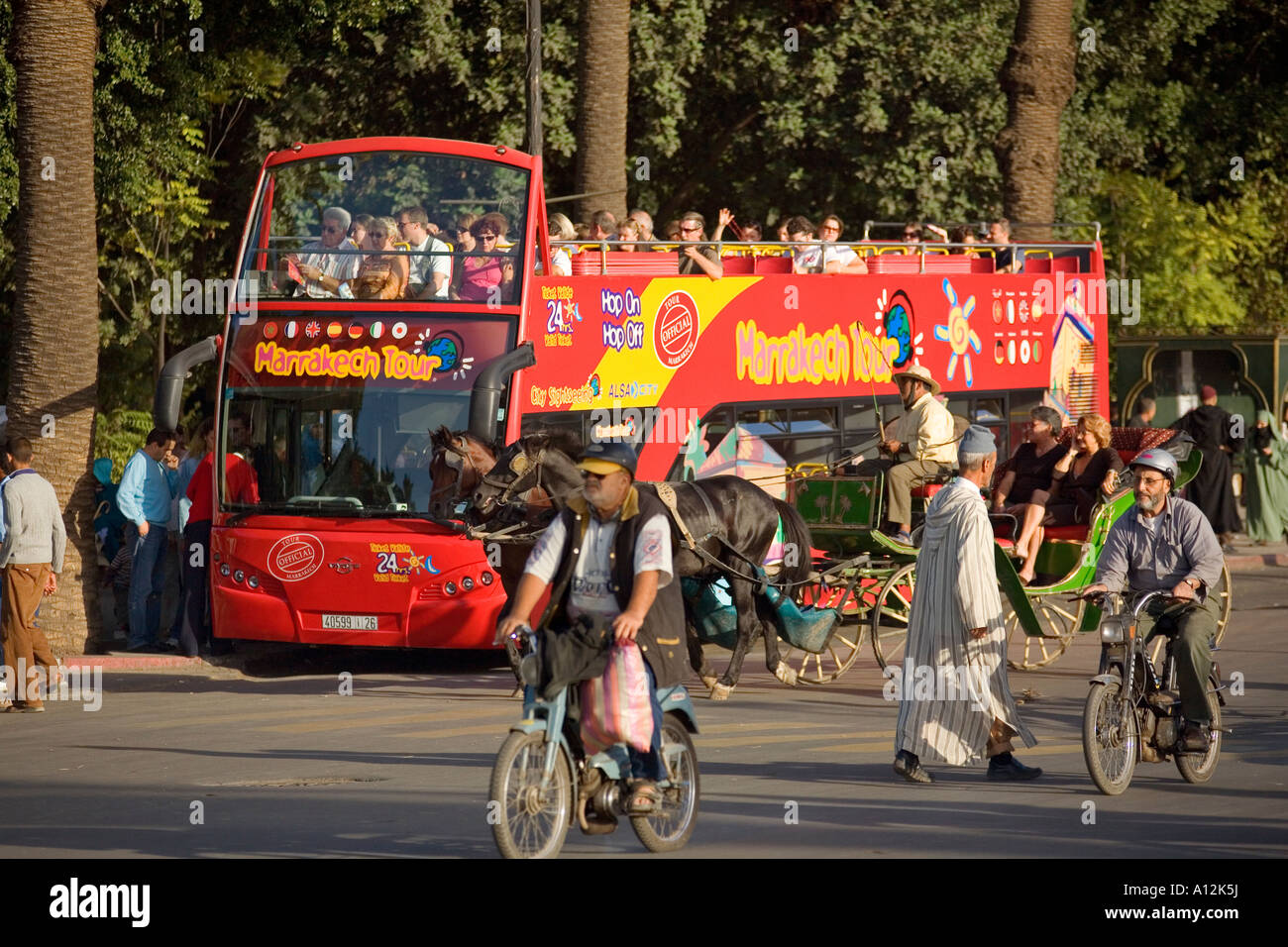 Tour bus morocco Banque de photographies et d’images à haute résolution ...