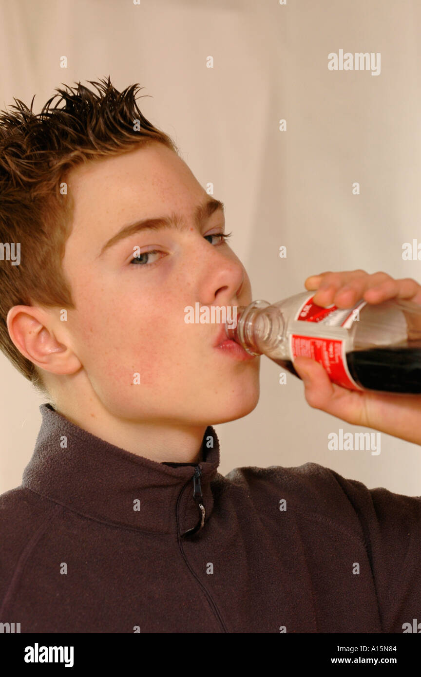 Boy drinks coke Banque de photographies et d’images à haute résolution ...