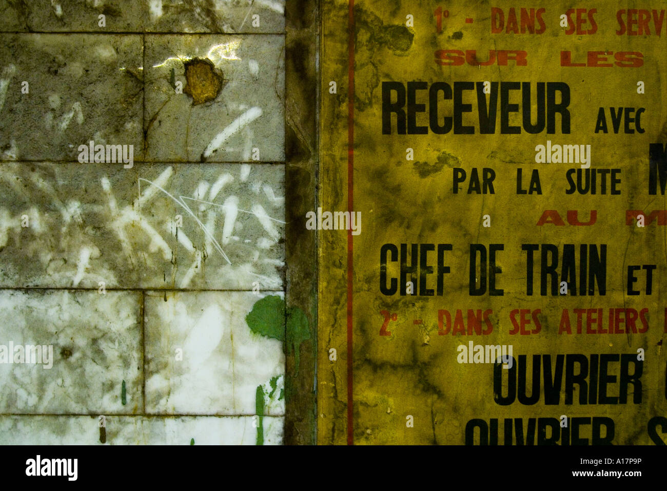 Textures on a paris subway wall Banque de photographies et d’images à ...