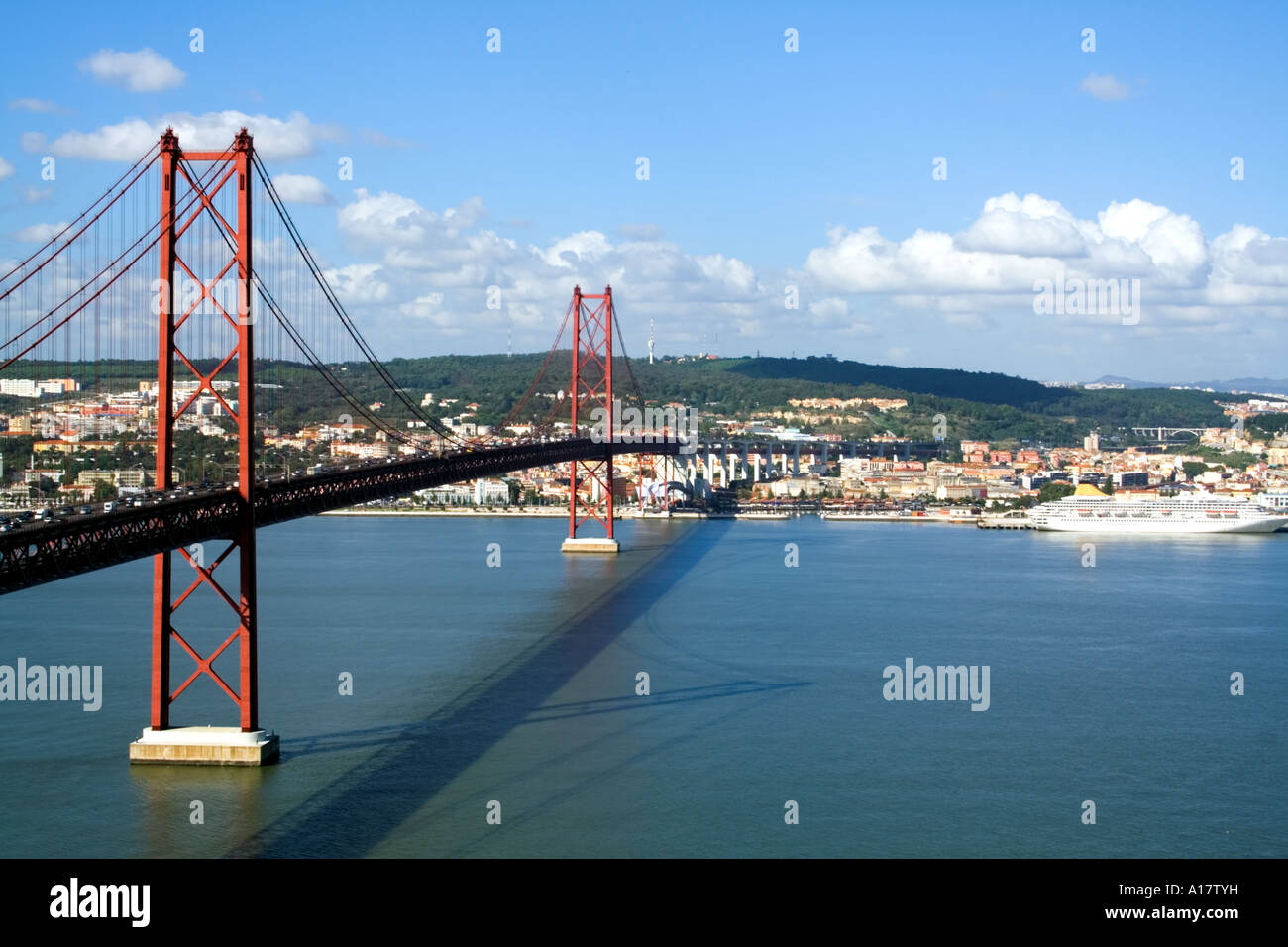 Pont 25 de Abril à Lisbonne, Portugal. Un double pont suspendu le pont ...