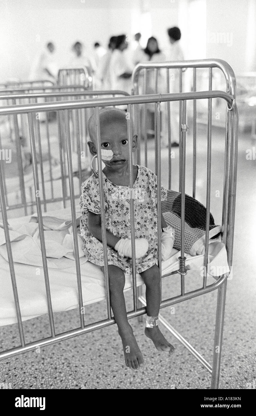 La faim des enfants Banque d'images noir et blanc - Alamy