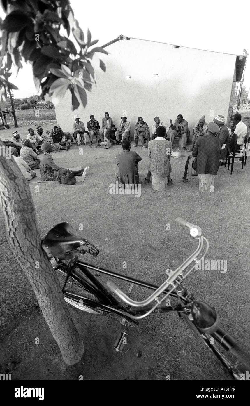 Village community meeting africa Banque d'images noir et blanc - Alamy