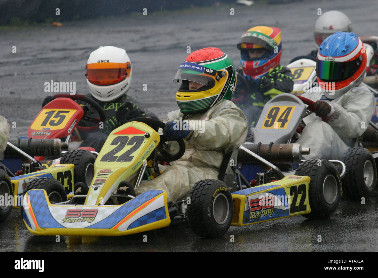Kart Cadet class séance grille sous la pluie en attendant le feu vert ...
