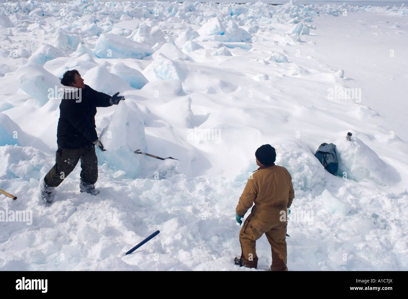 L'équipage baleinier inupiat coupe le sentier et fait une route de ...