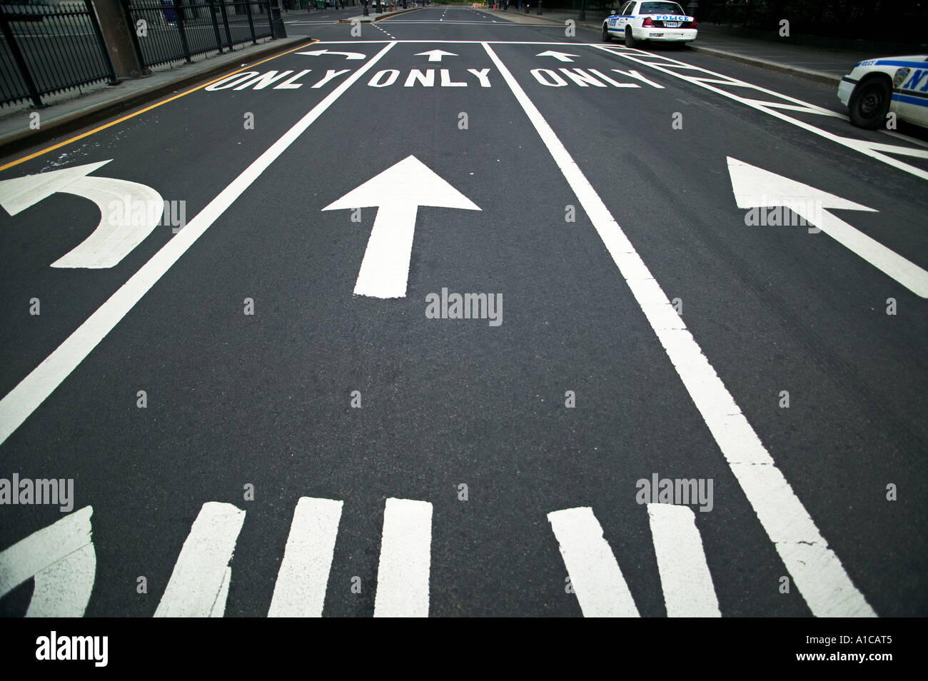 La signalisation routière sur la rue, les panneaux de circulation Photo ...