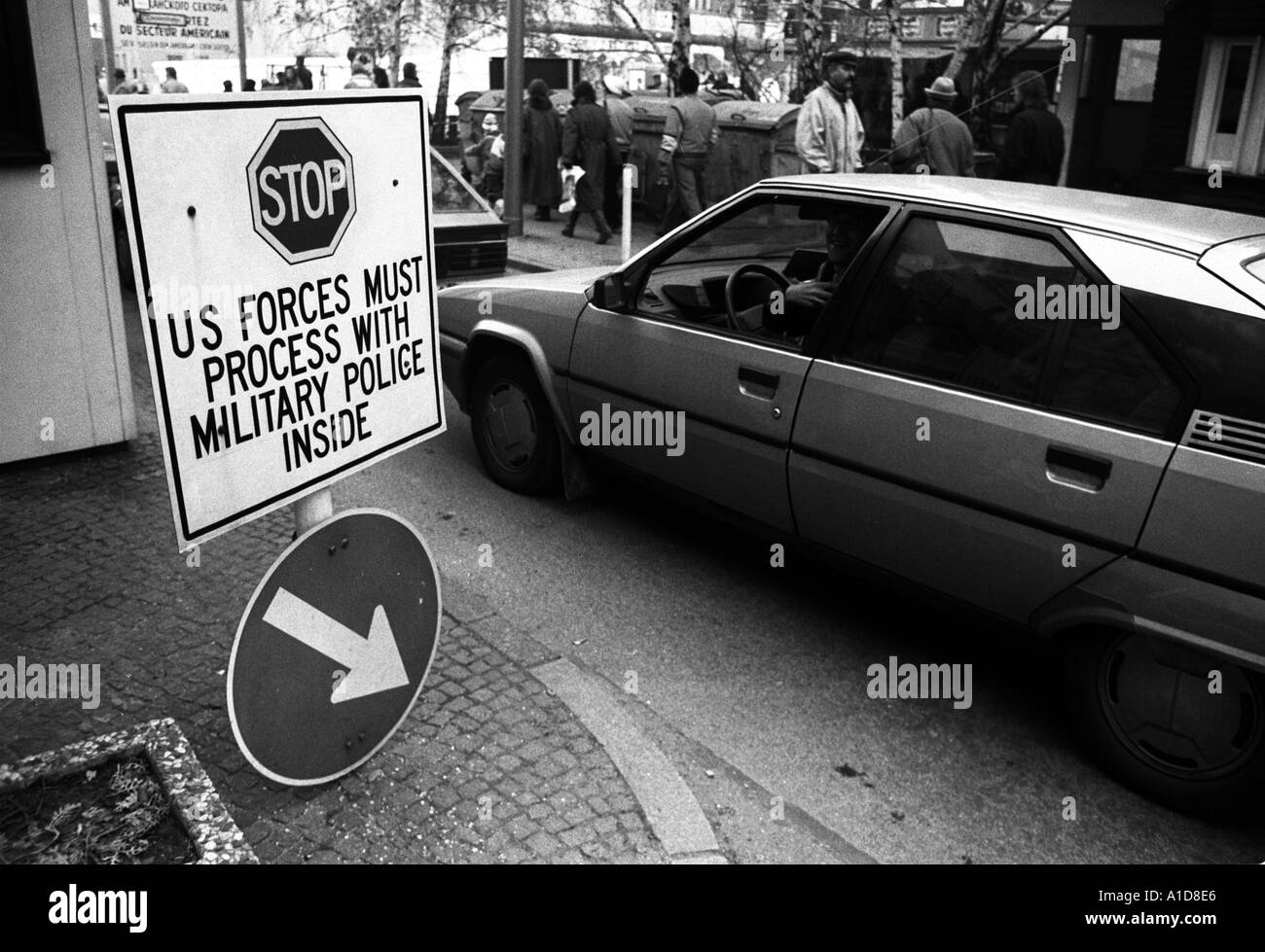 Checkpoint charlie berlin wall Banque d'images noir et blanc - Alamy