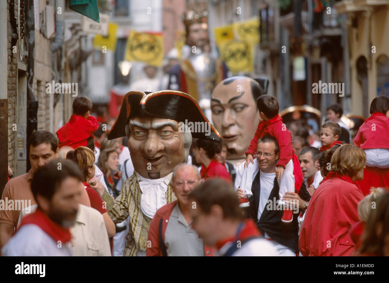 Cabezudos dans la procession des Gigantes y Cabezudos au cours de la ...