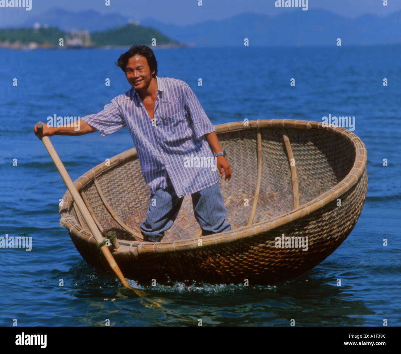 Coracle vietnam Banque de photographies et d’images à haute résolution ...