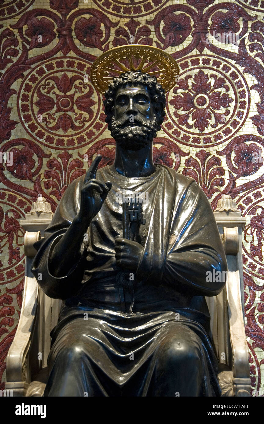 Statue en bronze du XIIIe siècle de Saint Pierre à l'intérieur de la ...