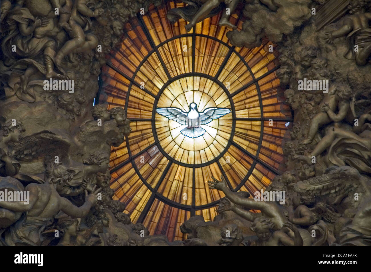 Des vitraux surent l'autel avec des sculptures baroques Bernini à la ...