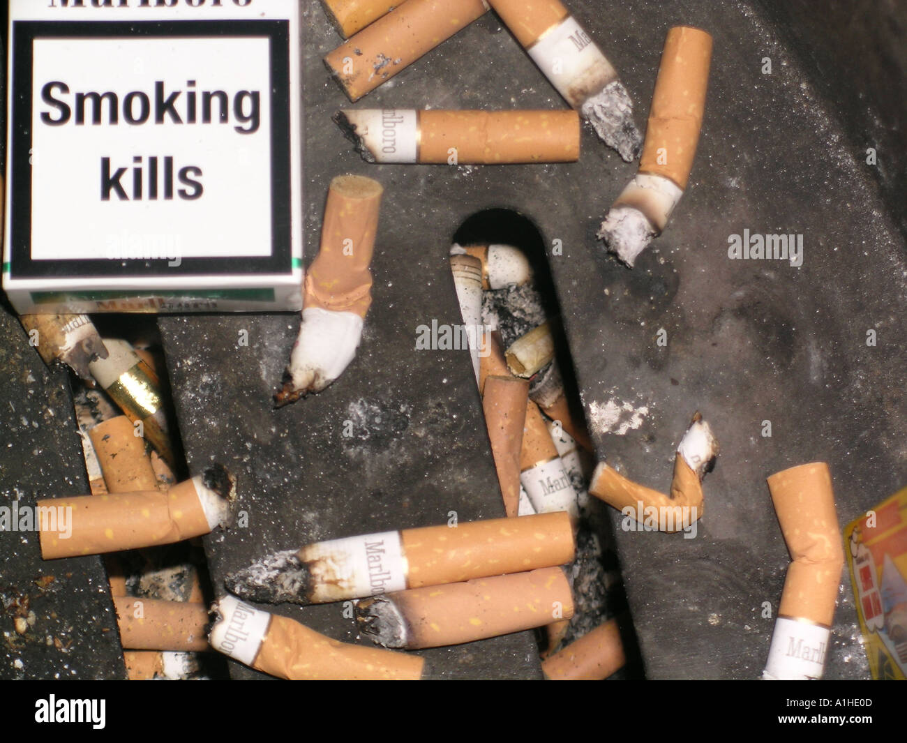 Cigarette packet smoking kills Banque de photographies et d’images à ...