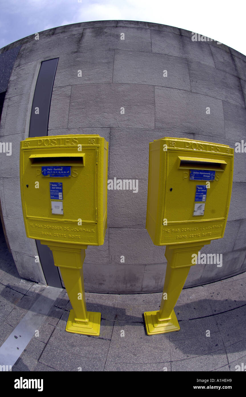Grand angle deux boîtes aux lettres jaune de la poste aux lettres du ...
