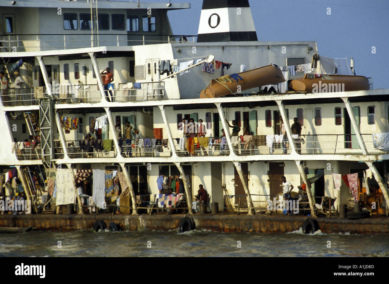Transport par bateau sur le fleuve Zaïre en République démocratique du ...
