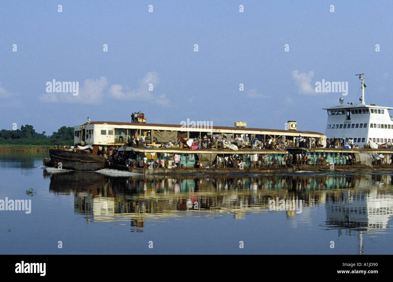 Transport par bateau sur le fleuve Zaïre en République démocratique du ...
