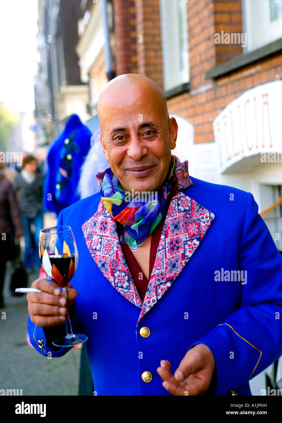 Caractère flamboyant pose à l'extérieur de son magasin à Amsterdam ...