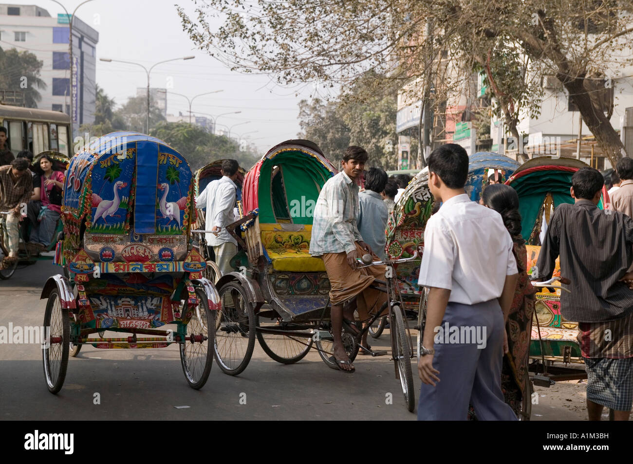 Les pousse-pousse au centre-ville de Dhaka Bangladesh Photo Stock - Alamy