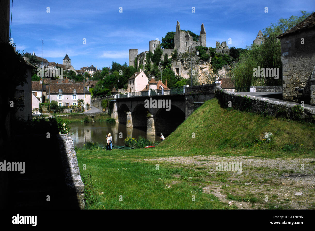 Le village médiéval d'Angles sur l'Anglin à partir du haut de la ...
