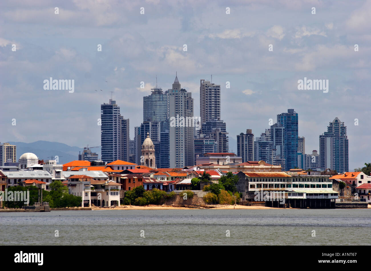 Casco Viejo, le vieux quartier avec la ville moderne de Panama en toile ...