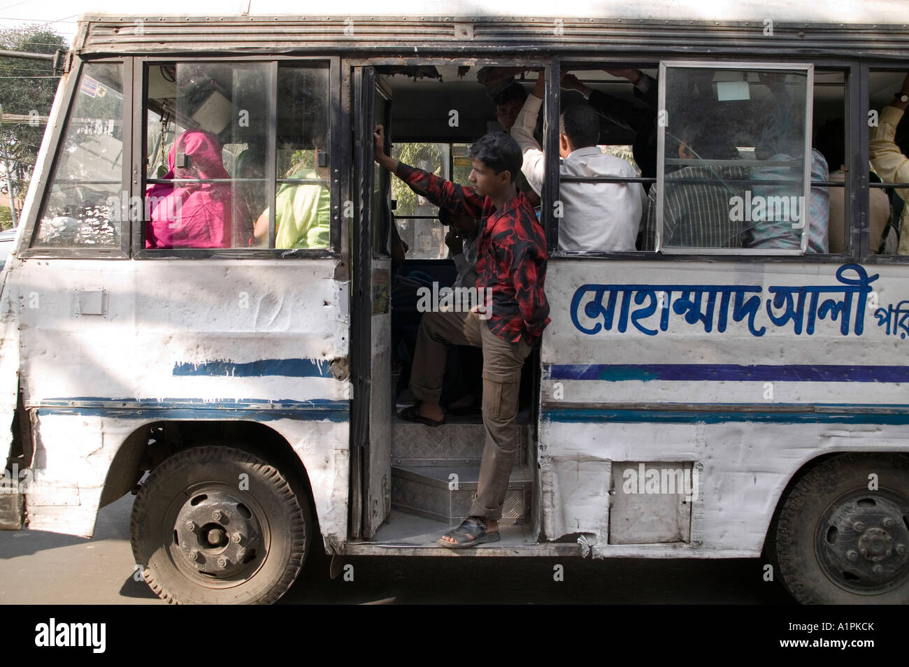 Dhaka bus Banque de photographies et d’images à haute résolution - Alamy