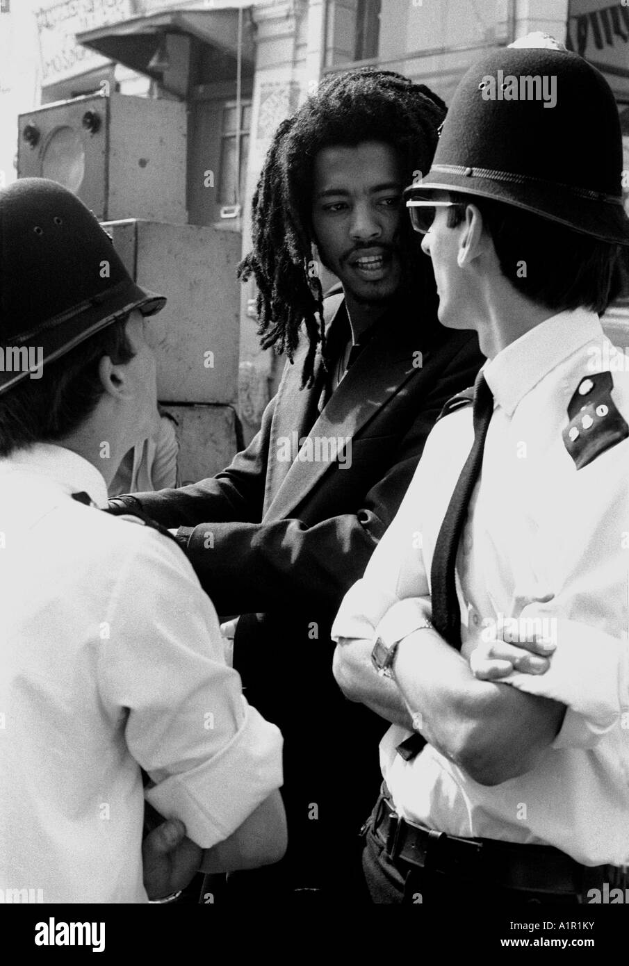 Police policing rastafarian Banque de photographies et d’images à haute ...