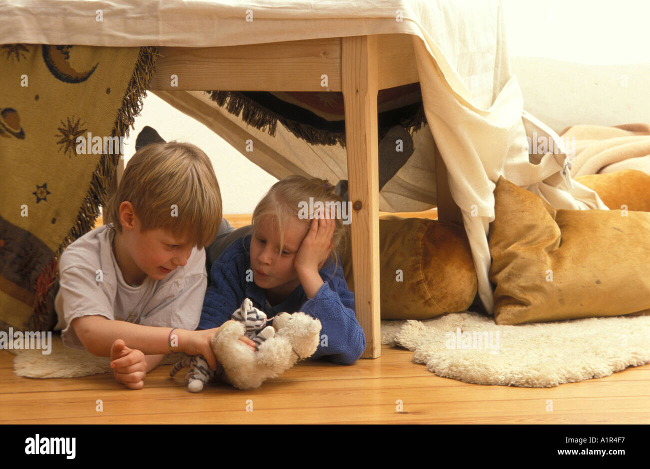 Children playing under table Banque de photographies et d’images à ...