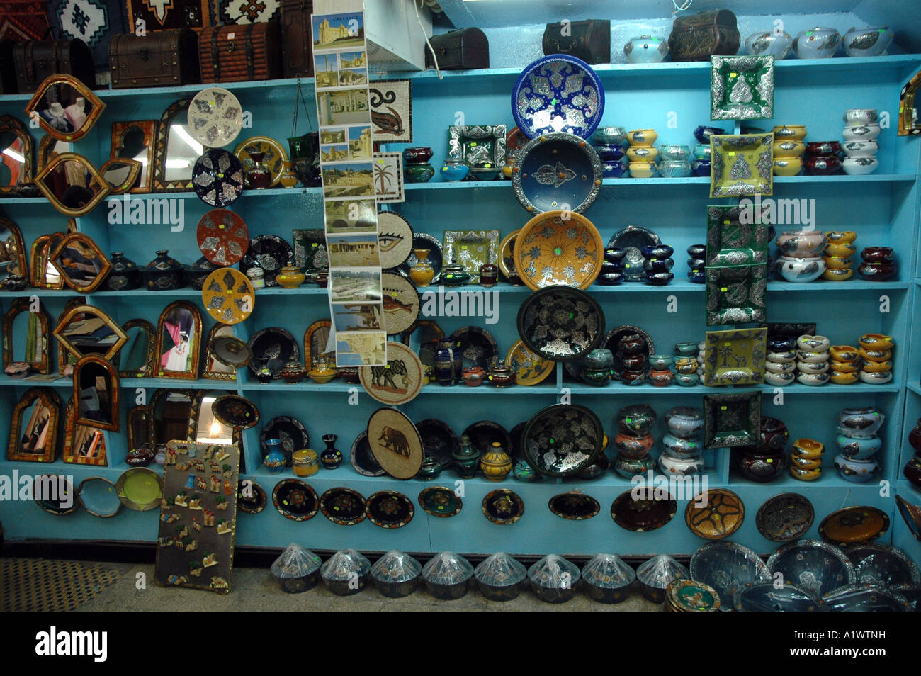 Intérieur du magasin sur un bazar dans la médina de Tunis, capitale de ...