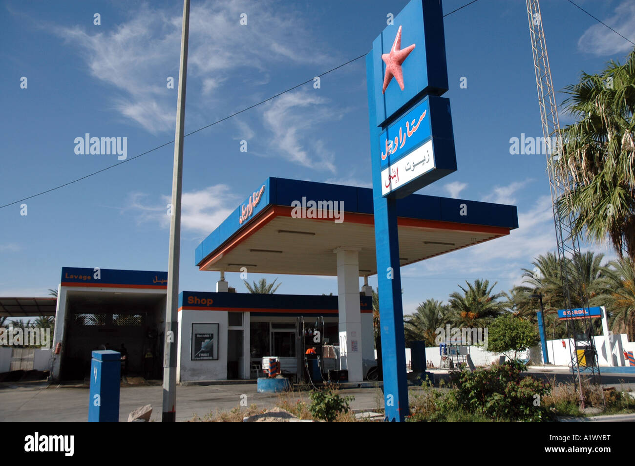 Petrol gas station sign in tunisia Banque de photographies et d’images ...